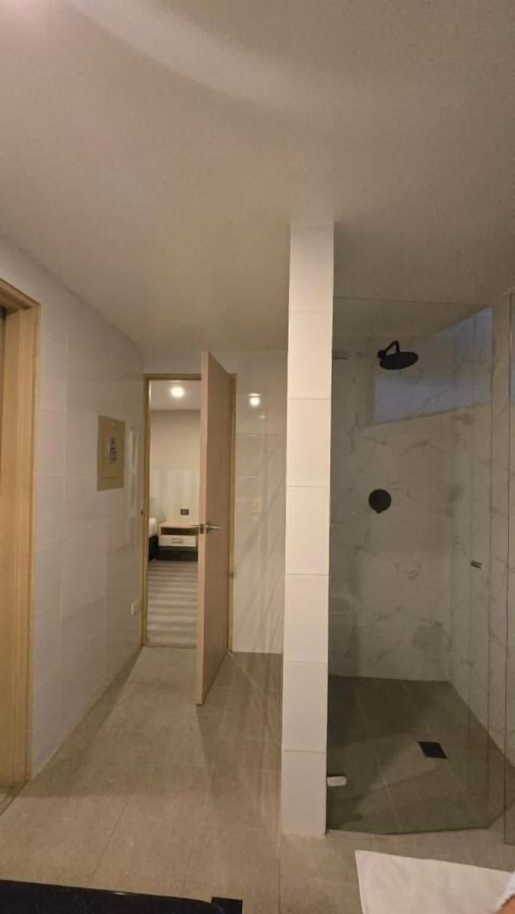 Chuveiro, chuveiro com efeito de chuva, toalhas de banho, sabonete