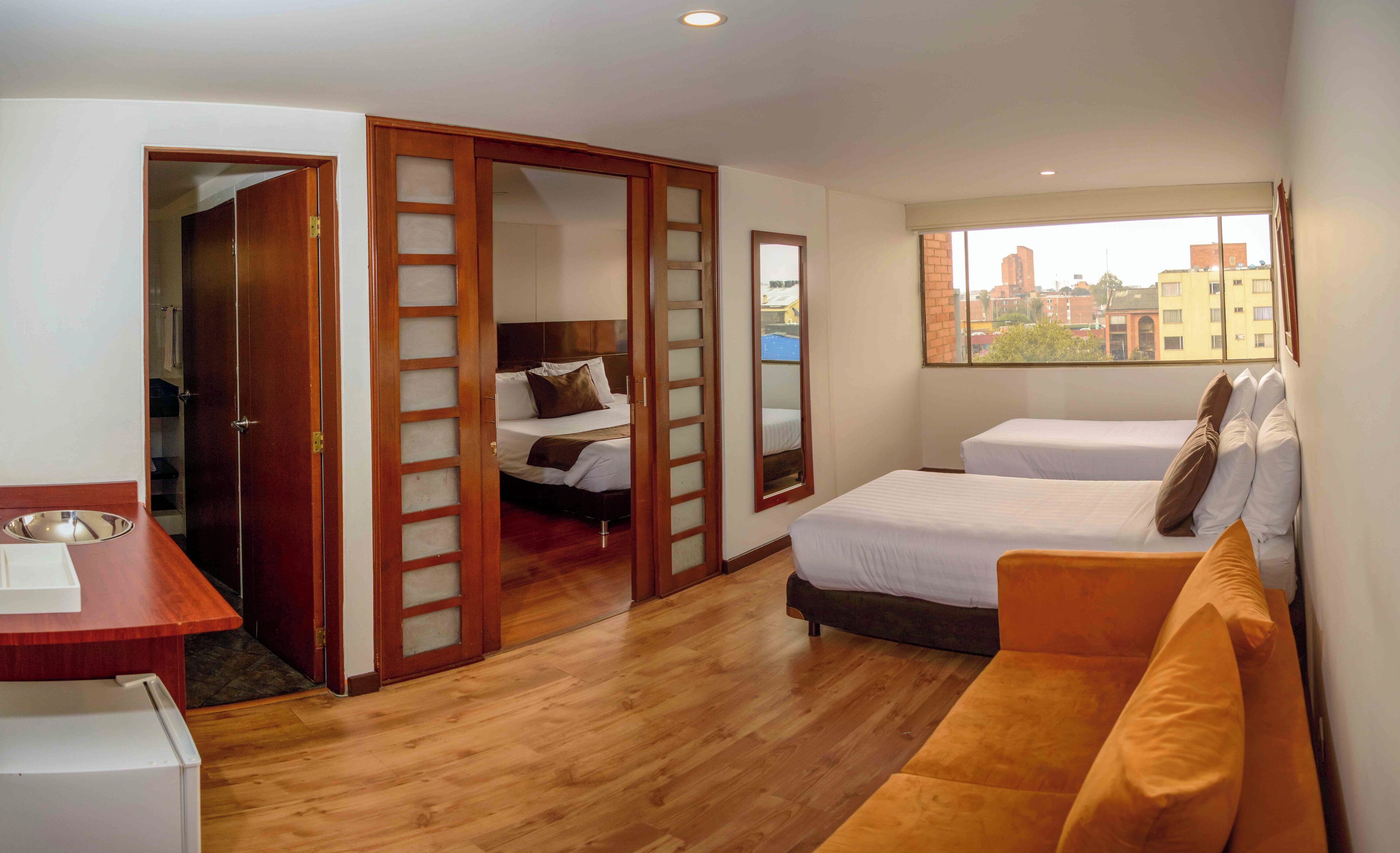 1 quarto, edredons de pluma, frigobar, cofres nos quartos