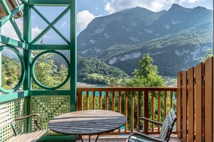 Estúdio, kitchenette, vista para o lago | Secretária, cortinas/cortinados opacos, Wi-fi grátis 