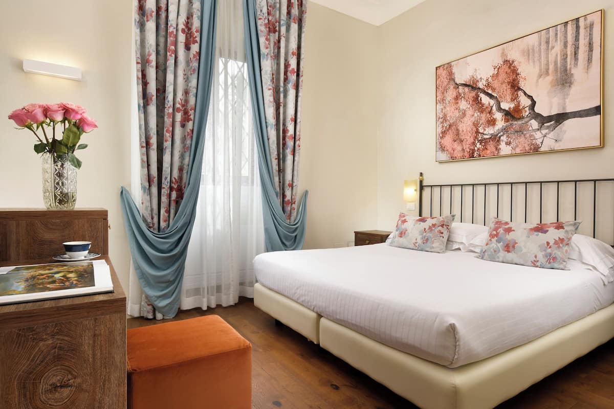 Quarto clássico | Roupas de cama premium, frigobar, cofres nos quartos, escrivaninha