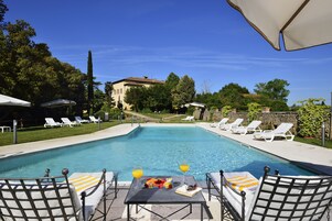 Piscina exterior, espreguiçadeiras