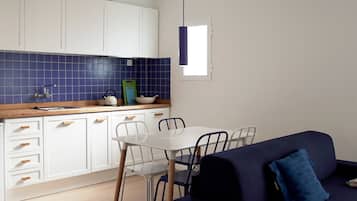 Apartamento Standard, 2 quartos | Cozinha privada | Um frigorífico, um micro-ondas, uma placa de cozinha