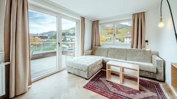 Apartamento Superior (OKTETT) | Sala de estar | Televisor de 20 polegadas com canais por cabo