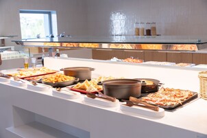 Pequenos-almoços, almoços, jantares servidos, cozinha internacional 