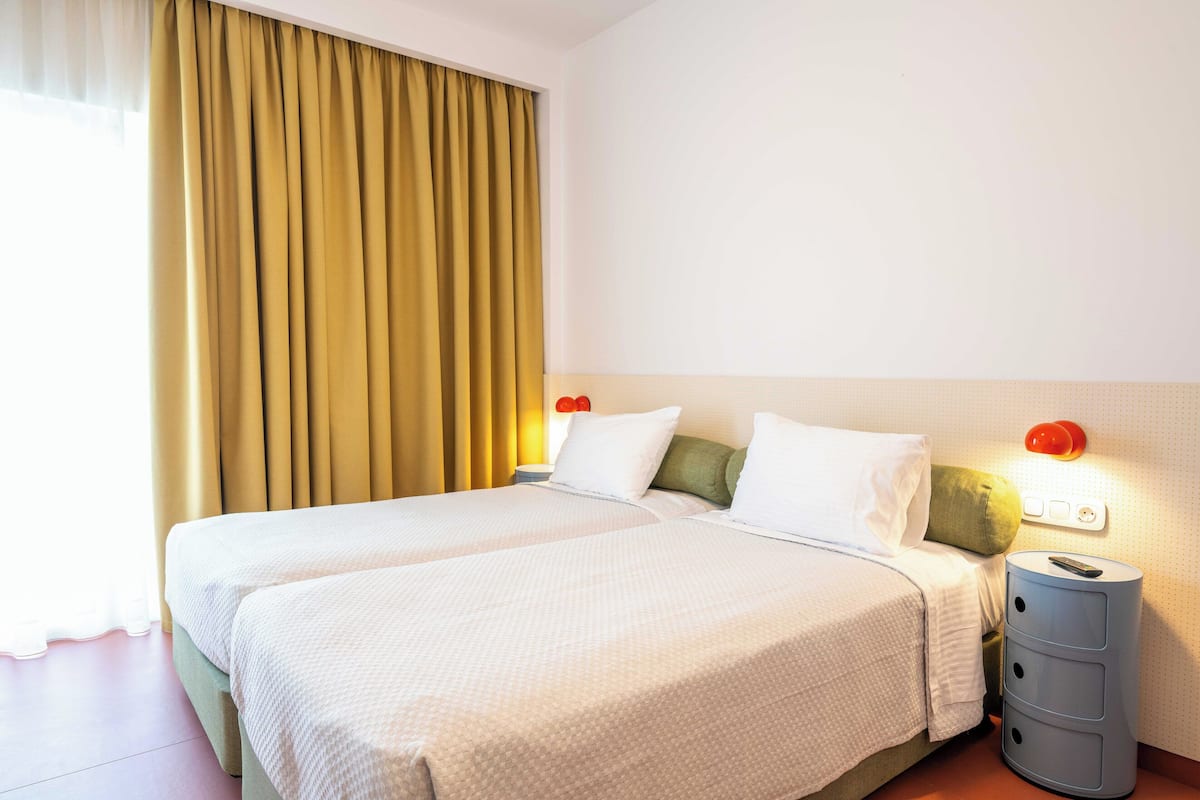 Escrivaninha, cortinas blackout, quartos à prova de som