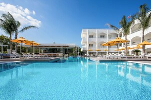 Double or Twin Standard with Pool View | Vista do quarto