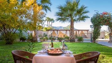 Pequenos-almoços, almoços, jantares servidos, com vista para a piscina