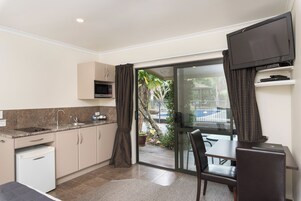 Estúdio Standard, 1 cama king-size (Spa bath) | Cozinha privada | Um frigorífico, um micro-ondas, uma placa de cozinha