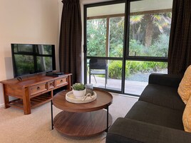 Apartamento Executivo, 1 quarto | Sala de estar | Televisor 