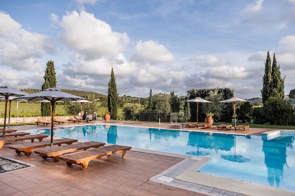 Piscina externa sazonal, funciona das 9h às 19h, guarda-sóis