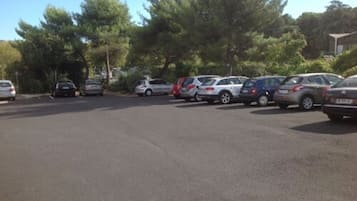 Um estacionamento com vários carros estacionados.