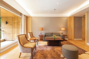 Apartamento Executivo, 1 quarto | Roupa de alta qualidade, cofre com capacidade para portátil, secretária