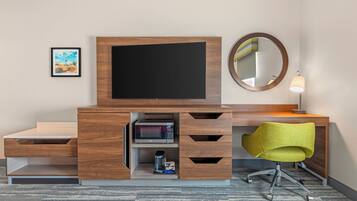 Secretária, ferro/tábua de engomar, berços/camas para crianças grátis