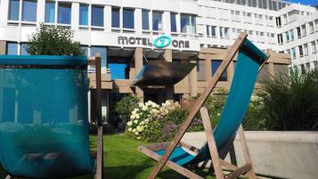 Um hotel moderno com uma placa que diz 'Motel One'.
