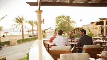 4 restaurantes: servem pequenos-almoços, almoços e jantares