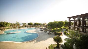 2 piscinas exteriores, guarda-sóis, espreguiçadeiras