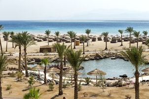 Na praia, toldos de praia gratuitos, espreguiçadeiras 