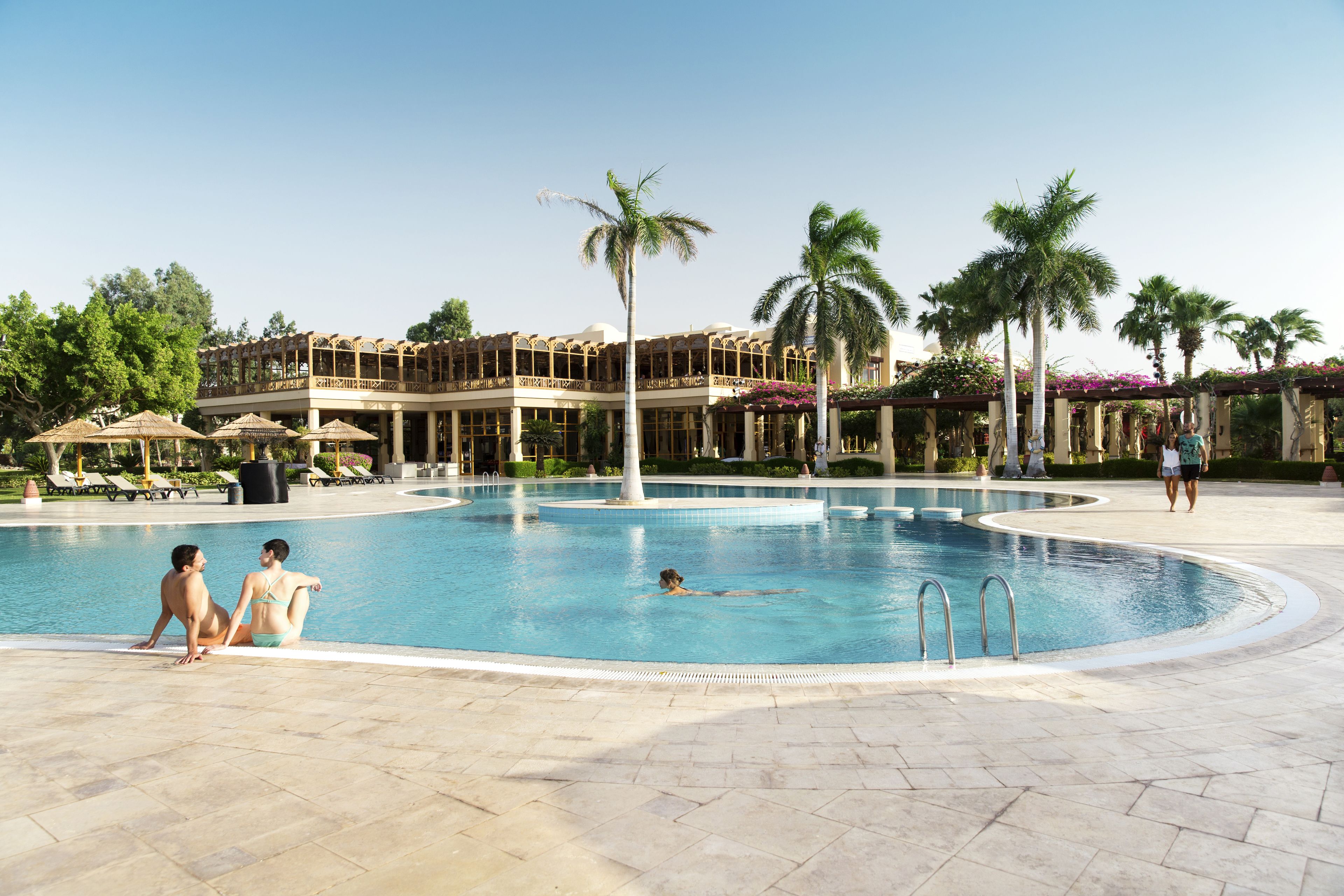 2 piscinas exteriores, guarda-sóis, espreguiçadeiras 