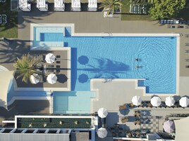 Piscina interior, piscina exterior, espreguiçadeiras 