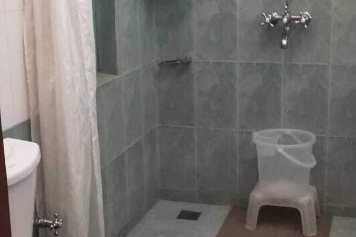 Um secador de cabelo, roupões, chinelos, toalhas fornecidas