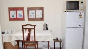 Um frigorífico, uma cafeteira/bule