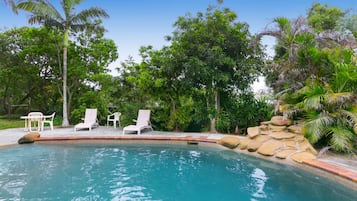 2 piscinas exteriores, guarda-sóis, espreguiçadeiras
