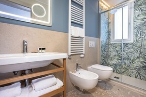 Quarto Duplo Deluxe, varanda | Casa de banho | Um polibã, um chuveiro fixo, um secador de cabelo, um bidé