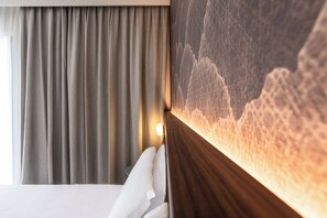 Quarto Triplo Deluxe, varanda | Edredões de penas, cofre no quarto, secretária, quartos insonorizados 