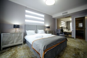 Apartamento Deluxe | Minibar, cofre no quarto, ferro/tábua de engomar 