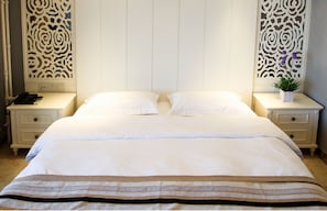 Suite Deluxe | Cofre no quarto, secretária, cortinas/cortinados opacos