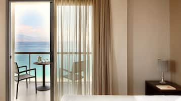 Quarto Triplo Deluxe | Minibar, cofre no quarto, secretária, cortinas/cortinados opacos