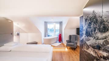 Suíte superior | 1 quarto, frigobar, cofres nos quartos, individualmente decorados