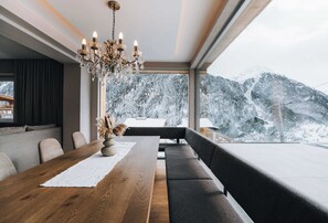 Apartamento superior, 4 quartos | Cozinha privada | Geladeira grande, micro-ondas, cooktop, lava-louças