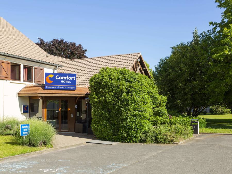 Um Comfort Hotel com um restaurante chamado 'Rites of St. George' no andar térreo.