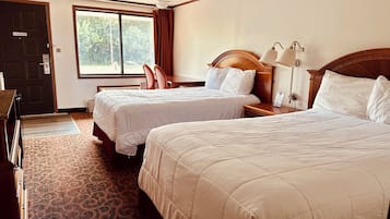 Com mobília individualizada, secretária, cortinas/cortinados opacos