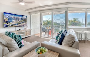 Apartamento, 3 quartos, vista para a marina | Área de estar | TV de tela plana 42 polegadas com canais a cabo, TV