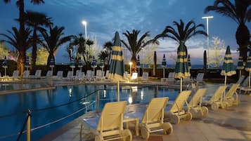 Piscina externa, funciona das 9h às 19h, guarda-sóis, espreguiçadeiras