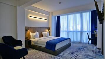 Suite-Estúdio Deluxe | Minibar, cofre com capacidade para portátil, cortinas/cortinados opacos