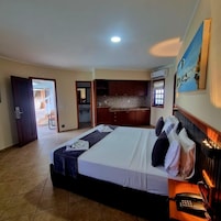 Suite, vista para a piscina | Minibar, secretária, ferro/tábua de engomar, Wi-fi grátis