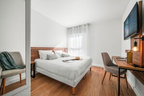 Quarto Comfort | Cofre no quarto, secretária 