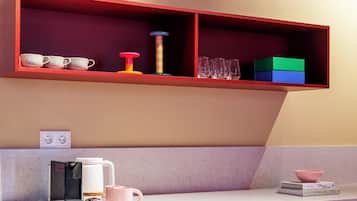 Uma máquina de café expresso, uma chaleira elétrica