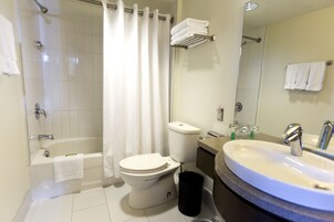 Suite, 1 quarto (International House) | Casa de banho | Artigos de higiene pessoal grátis, toalhas fornecidas 