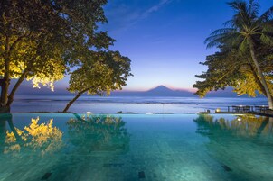 Piscina exterior, espreguiçadeiras 