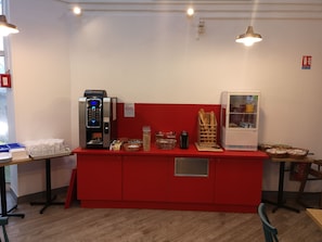 Pequeno-almoço tipo buffet diário (2 EUR por pessoa)