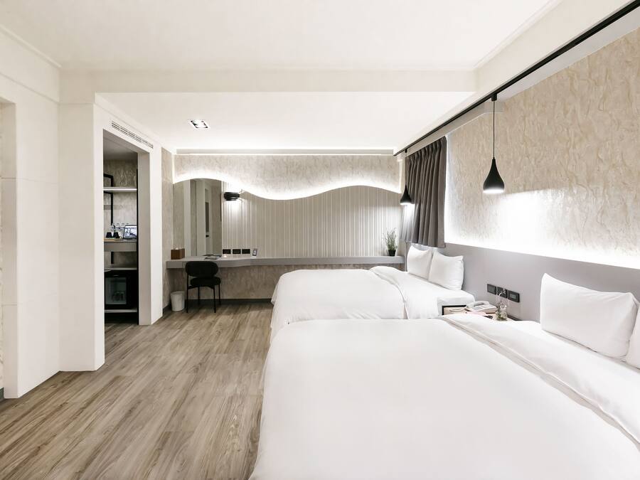 Quarto quádruplo família, banheira de hidromassagem (Without Parking) | Roupas de cama premium, edredons de pluma, frigobar, cofres nos quartos