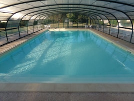Piscina interior, piscina exterior sazonal, espreguiçadeiras 