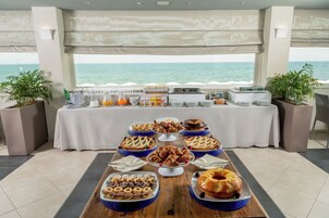 Café da manhã com buffet todos os dias mediante uma taxa