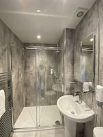 Chuveiro, produtos de toalete grátis, toalhas de banho, shampoo