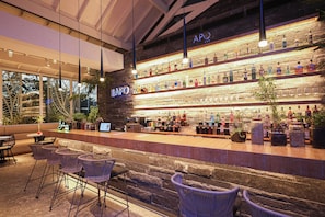 3 bares/lounges, um bar junto à piscina, um bar de praia 