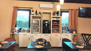 Pequeno-almoço tipo buffet diário (11 EUR por pessoa)